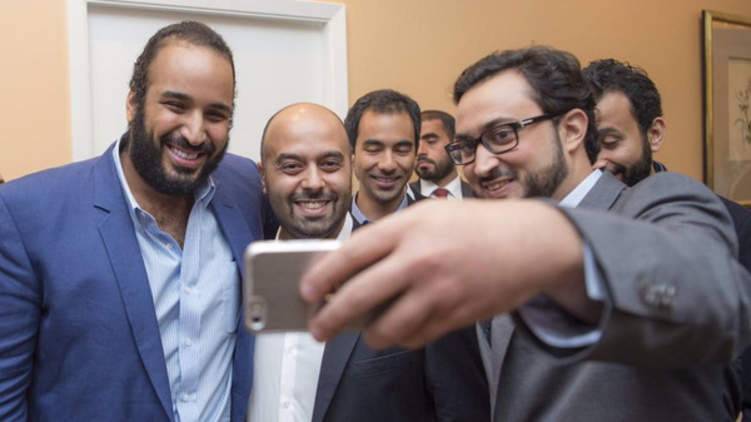 الأمير محمد بن سلمان يلتقط سيلفي مع السعوديين العاملين بأمريكا